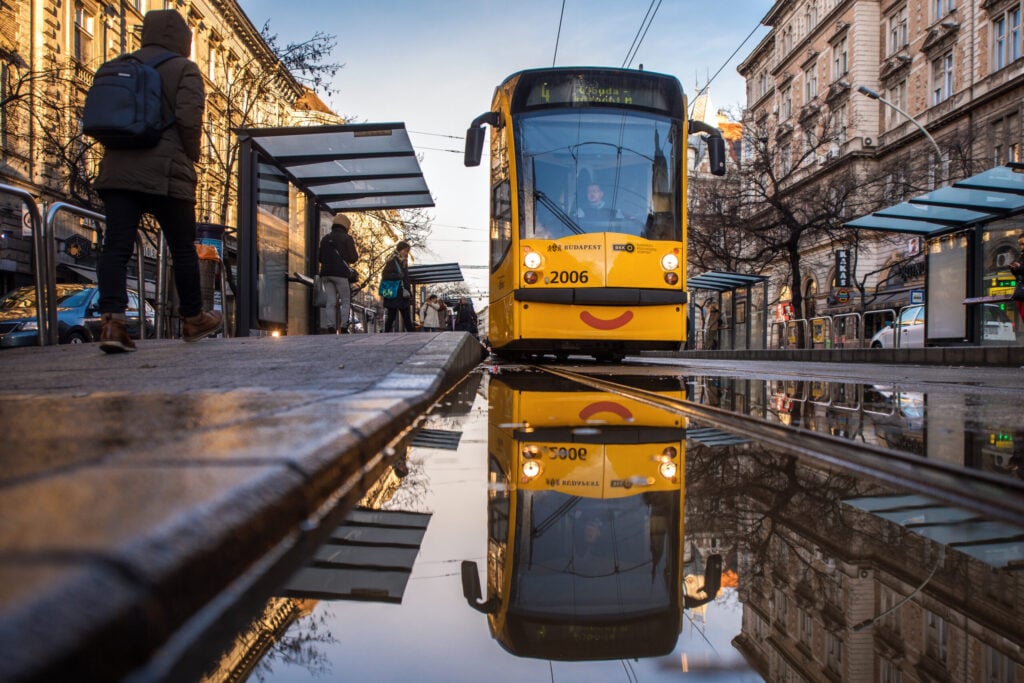 Brutális baleset a Margit körúton: teljes a káosz, nem közlekedik a 4-es és a 6-os villamos sem