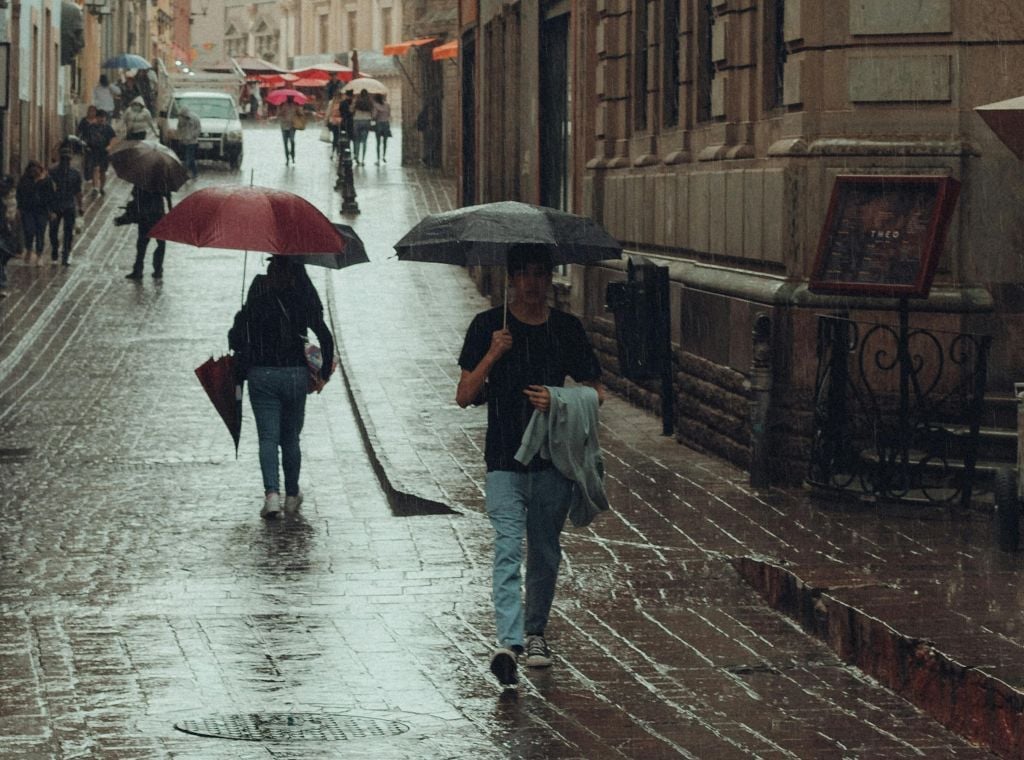 Elképesztő időjárás lesz ma Magyarországon: eső jön, de akár 15 fok is ...