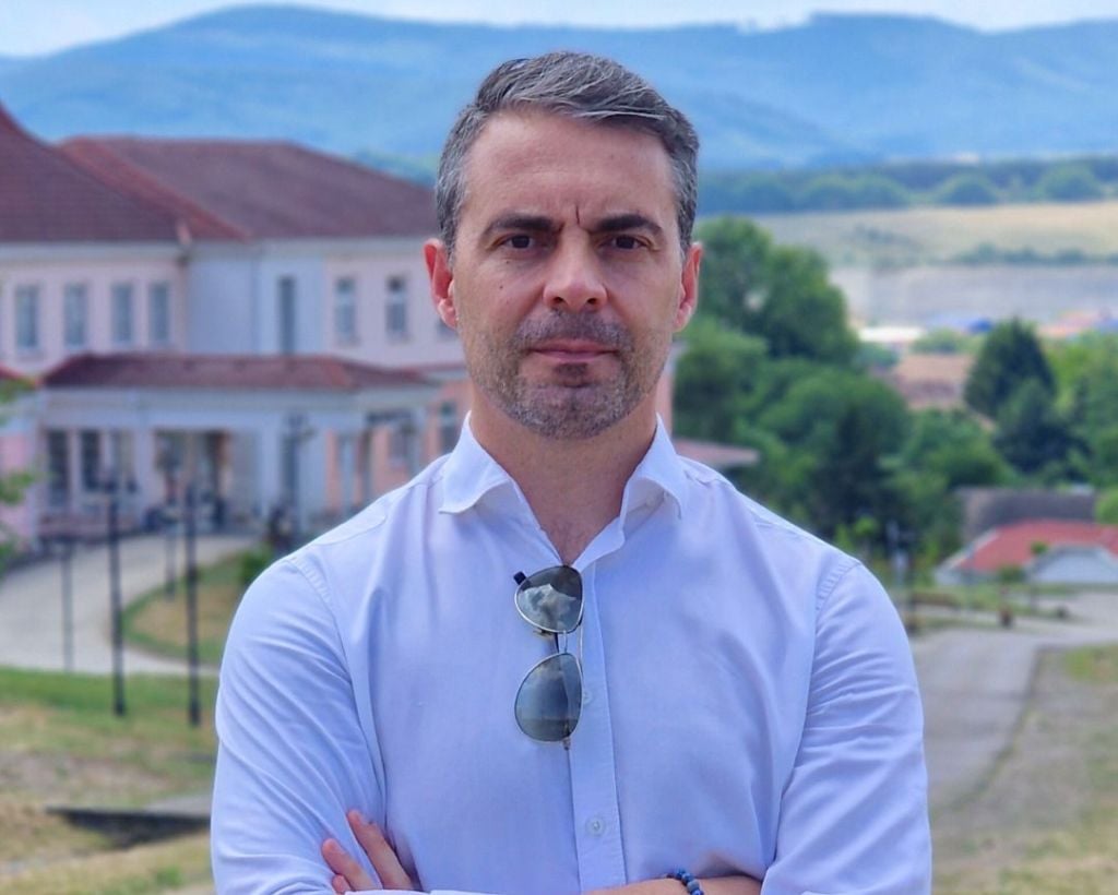 Vona Gábor őrjöng a tűzijáték alatti szöveg miatt: "Egy súlyosan ...