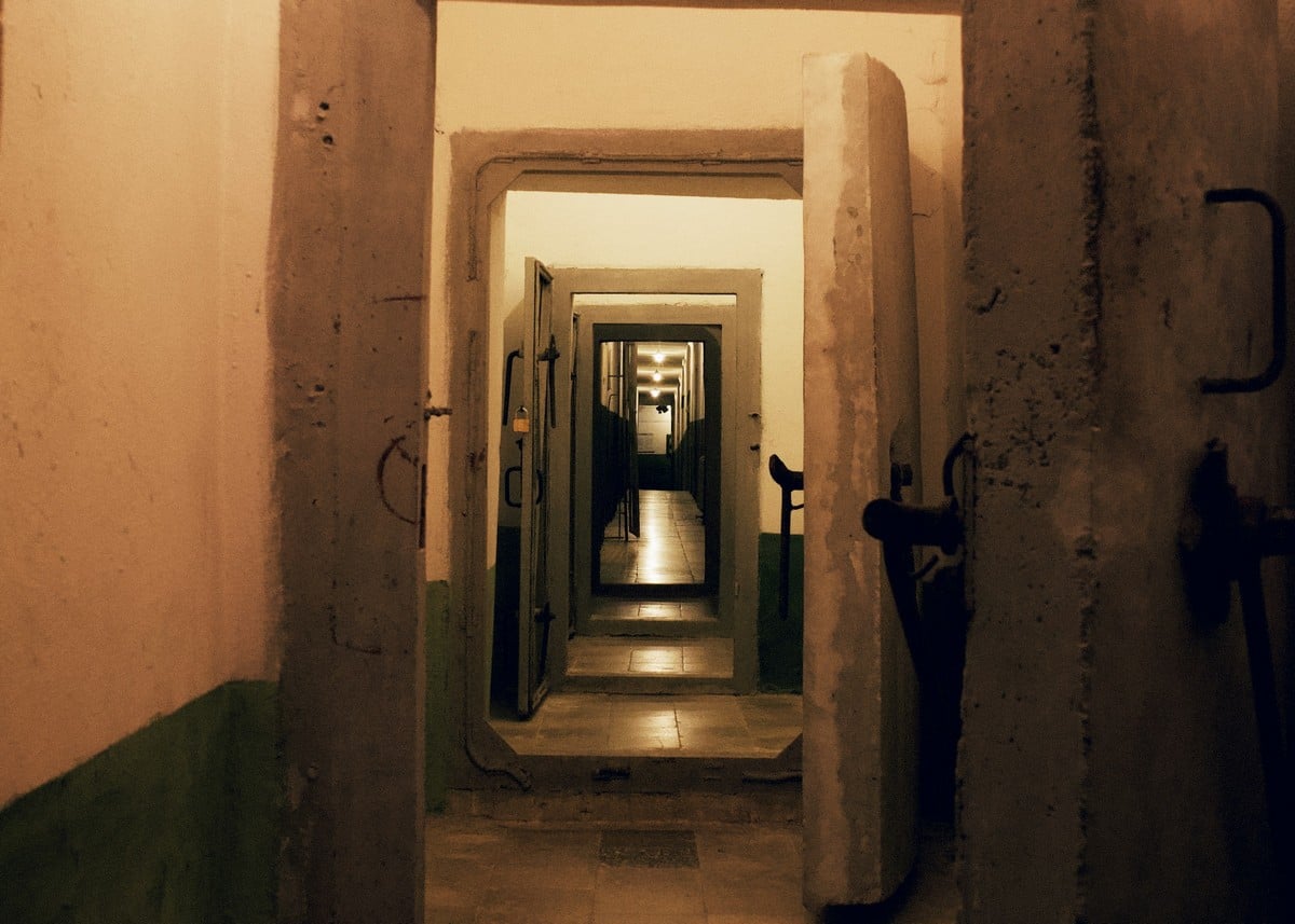 Képeken a titkos bunker: ide menekültek volna az ország vezetői, ha ...