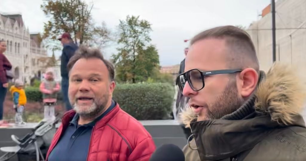 Balhé a tüntetésen: Aranyosi Péter meglökött egy riportert, a ...