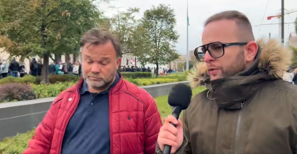 Balhé a tüntetésen: Aranyosi Péter meglökött egy riportert, a ...