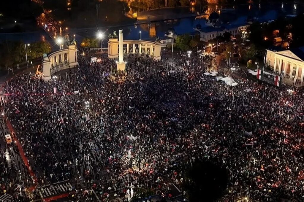Ennyien voltak Magyar Péter Nemzeti Menetén - fotók - Naphire.hu