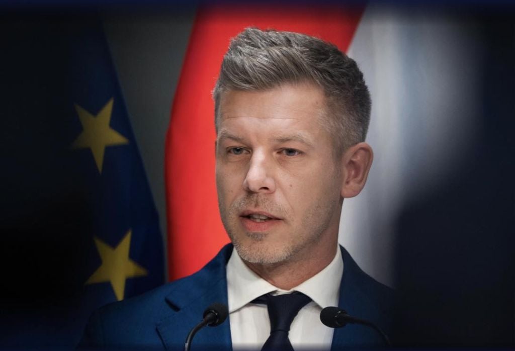 Magyar Péter úgy betámadta Gulyás Gergely migráns magyarázatát, hogy a ...