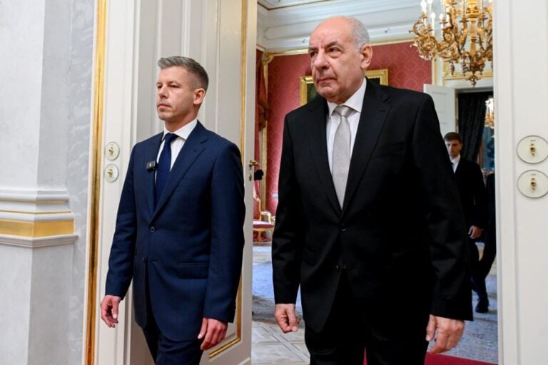 Sulyok Tamás megkerülte a kellemetlen helyzetet, így lettek közös fotói ...