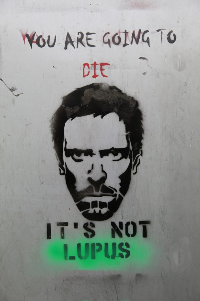 Felismerhetetlen, öreg bácsivá szelídült Hugh Laurie, nem volt vele ...